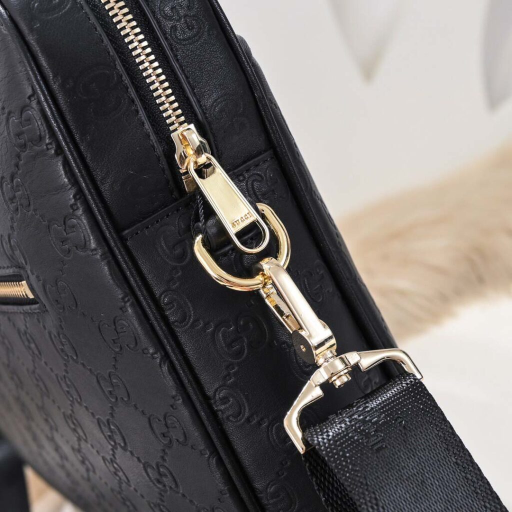 Túi xách Gucci nam màu đen họa tiết logo chữ vàng - TUNG LUXURY™