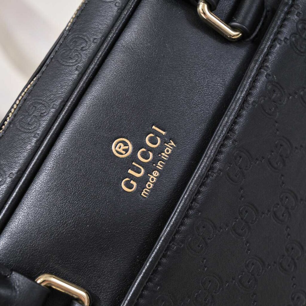 Túi xách Gucci nam màu đen họa tiết logo chữ vàng - TUNG LUXURY™